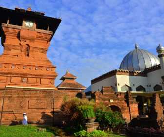 Selalu Ramai Pengunjung, Masjid Menara Kudus Jadi Wisata Reliji Favorit